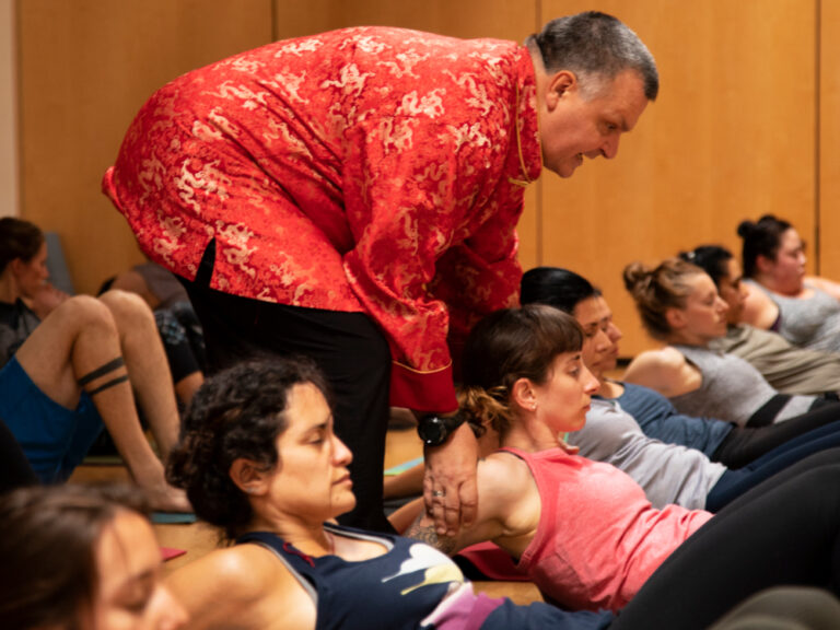 寰宇瑜珈 Universal Yoga｜承襲傳統與結合科學的瑜珈流派，能夠讓你越練越聰明？ - Hello Yogis