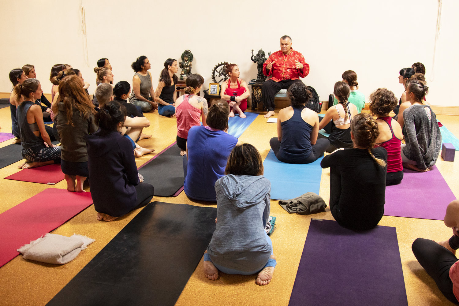 寰宇瑜珈 Universal Yoga｜承襲傳統與結合科學的瑜珈流派，能夠讓你越練越聰明？ - Hello Yogis